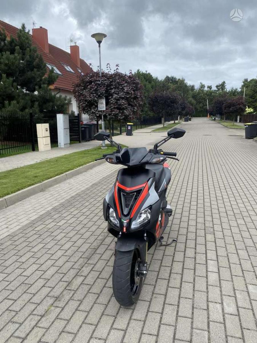 Black Aprilia SR 2018 in Klaipeda, with an engine capacity of 50.00 L and mileage of 10 thousand km for 2050 €, photo 1 on AUTOMOTO.COM.LV