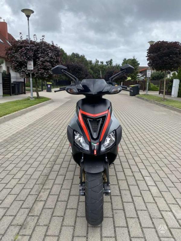 Black Aprilia SR 2018 in Klaipeda, with an engine capacity of 50.00 L and mileage of 10 thousand km for 2050 €, photo 3 on AUTOMOTO.COM.LV