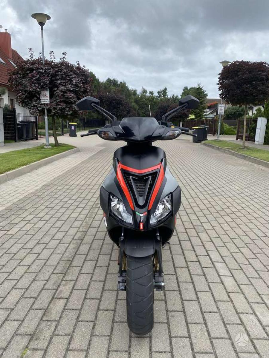 Black Aprilia SR 2018 in Klaipeda, with an engine capacity of 50.00 L and mileage of 10 thousand km for 2050 €, photo 3 on AUTOMOTO.COM.LV