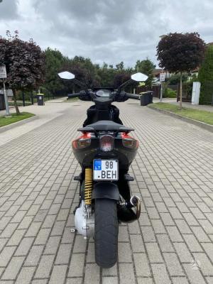 Black Aprilia SR 2018 in Klaipeda, with an engine capacity of 50.00 L and mileage of 10 thousand km for 2050 €, photo 4 on AUTOMOTO.COM.LV