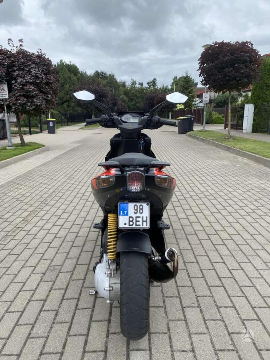Black Aprilia SR 2018 in Klaipeda, with an engine capacity of 50.00 L and mileage of 10 thousand km for 2050 €, photo 4 on AUTOMOTO.COM.LV