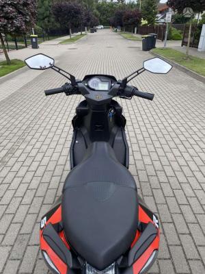 Black Aprilia SR 2018 in Klaipeda, with an engine capacity of 50.00 L and mileage of 10 thousand km for 2050 €, photo 5 on AUTOMOTO.COM.LV