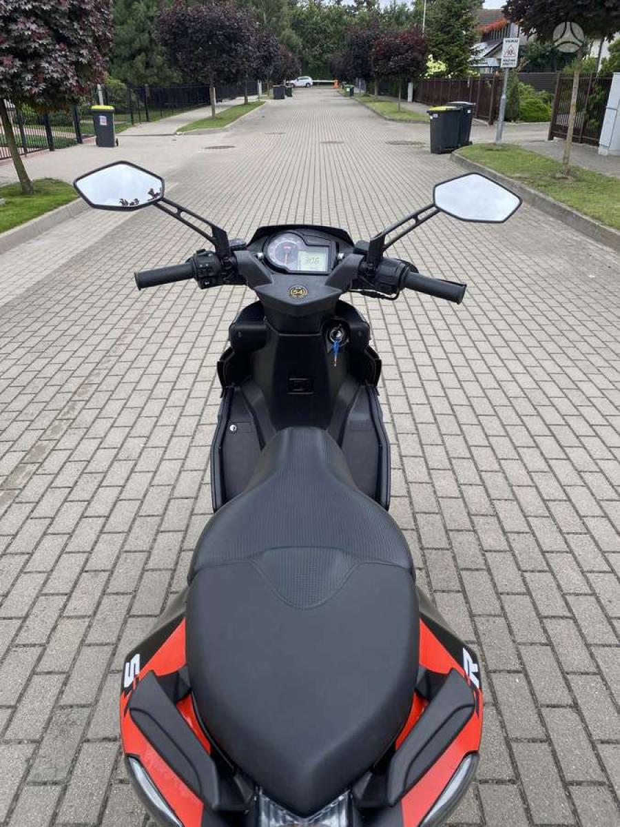 Black Aprilia SR 2018 in Klaipeda, with an engine capacity of 50.00 L and mileage of 10 thousand km for 2050 €, photo 5 on AUTOMOTO.COM.LV