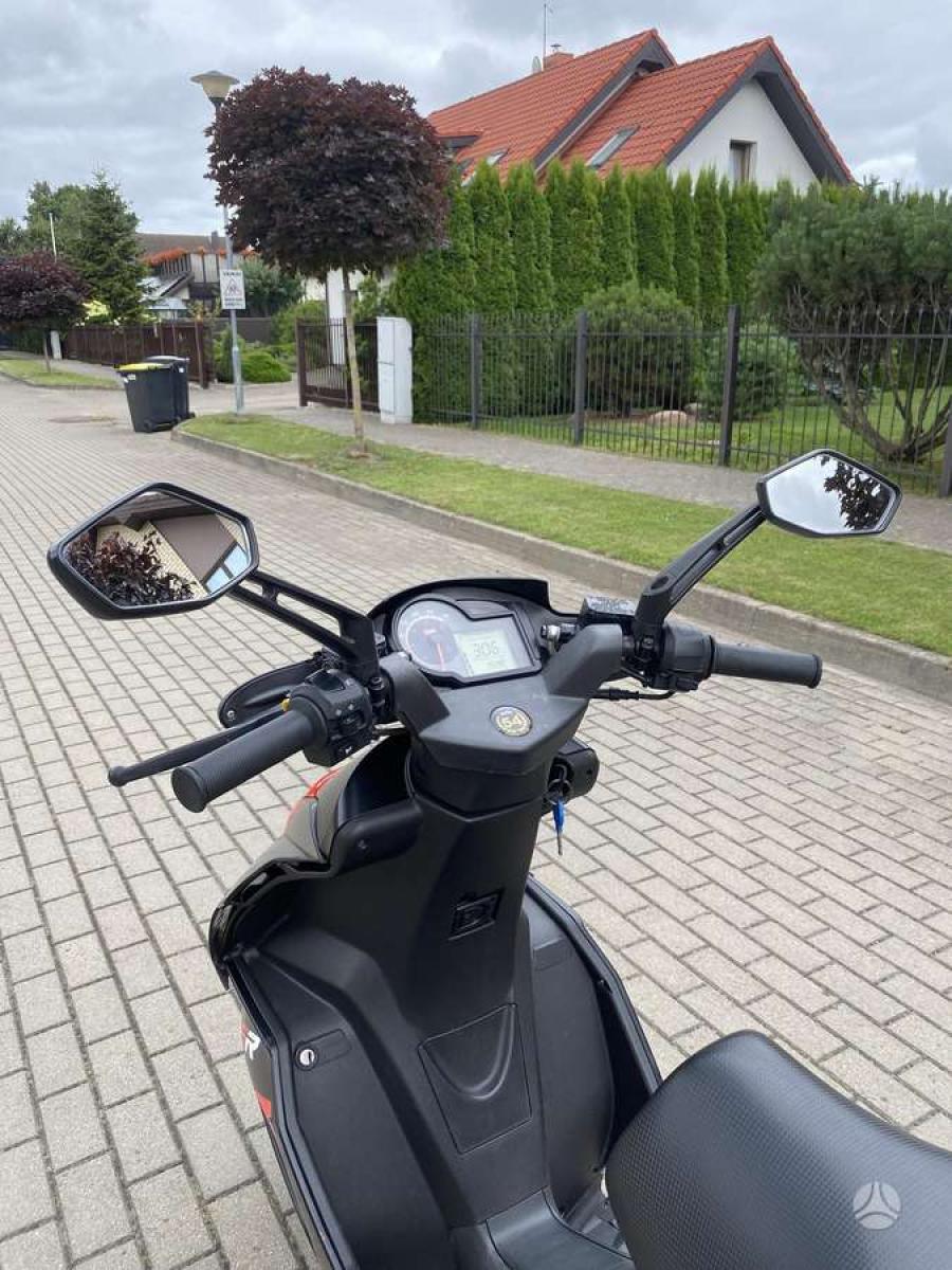 Black Aprilia SR 2018 in Klaipeda, with an engine capacity of 50.00 L and mileage of 10 thousand km for 2050 €, photo 6 on AUTOMOTO.COM.LV