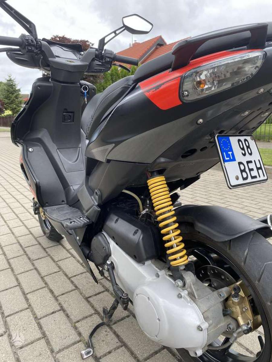 Black Aprilia SR 2018 in Klaipeda, with an engine capacity of 50.00 L and mileage of 10 thousand km for 2050 €, photo 7 on AUTOMOTO.COM.LV