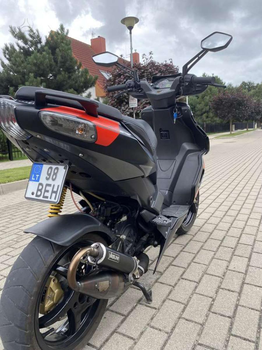 Black Aprilia SR 2018 in Klaipeda, with an engine capacity of 50.00 L and mileage of 10 thousand km for 2050 €, photo 8 on AUTOMOTO.COM.LV
