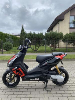 Black Aprilia SR 2018 in Klaipeda, with an engine capacity of 50.00 L and mileage of 10 thousand km for 2050 €, photo 9 on AUTOMOTO.COM.LV