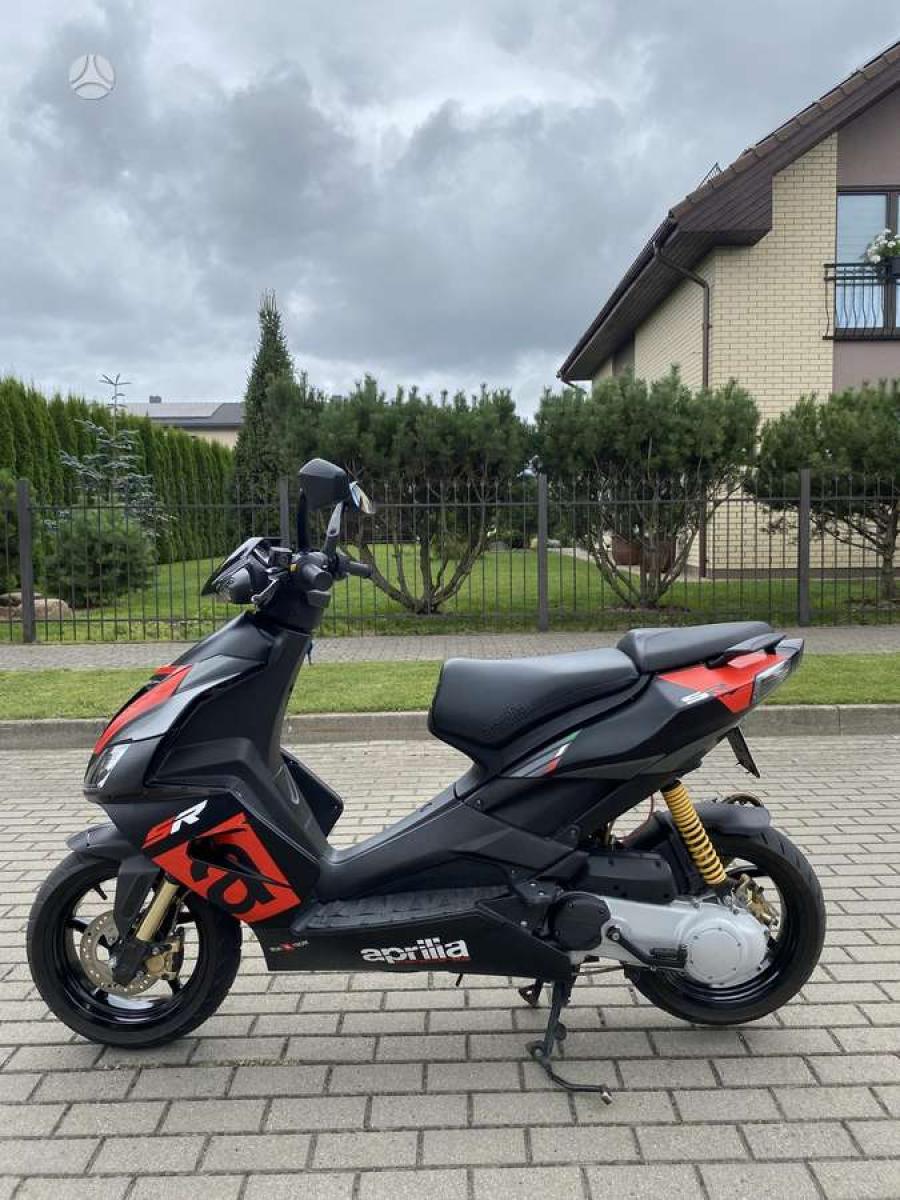 Black Aprilia SR 2018 in Klaipeda, with an engine capacity of 50.00 L and mileage of 10 thousand km for 2050 €, photo 9 on AUTOMOTO.COM.LV