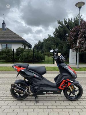 Black Aprilia SR 2018 in Klaipeda, with an engine capacity of 50.00 L and mileage of 10 thousand km for 2050 €, photo 10 on AUTOMOTO.COM.LV