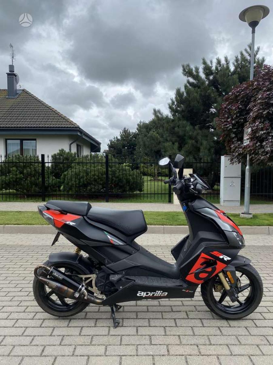Black Aprilia SR 2018 in Klaipeda, with an engine capacity of 50.00 L and mileage of 10 thousand km for 2050 €, photo 10 on AUTOMOTO.COM.LV