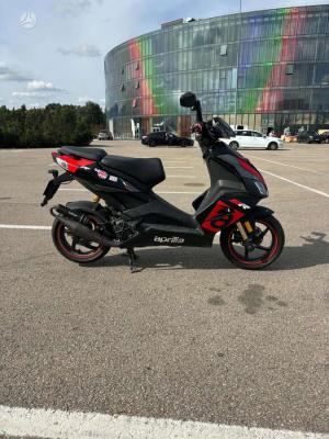 Melns Aprilia SR 2018 Šauļi, ar dzinēja tilpumu 49.00 L un nobraukumu 18 tūkst. km par 2000 €, foto  vietnē AUTOMOTO.COM.LV