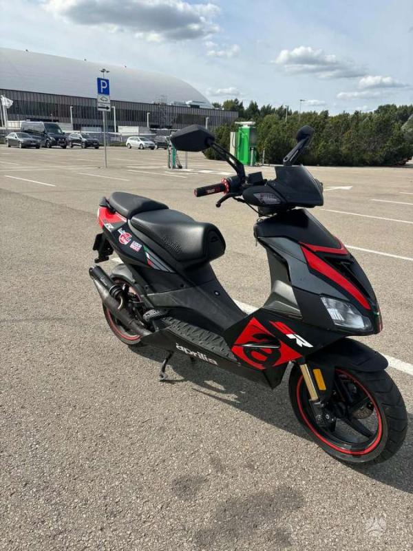Melns Aprilia SR 2018 Šauļi, ar dzinēja tilpumu 49.00 L un nobraukumu 18 tūkst. km par 2000 €, foto 3 vietnē AUTOMOTO.COM.LV