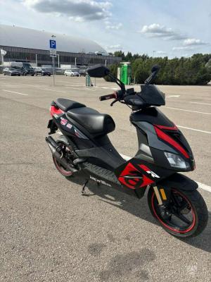 Melns Aprilia SR 2018 Šauļi, ar dzinēja tilpumu 49.00 L un nobraukumu 18 tūkst. km par 2000 €, foto 3 vietnē AUTOMOTO.COM.LV