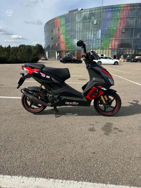 Melns Aprilia SR 2018 Šauļi, ar dzinēja tilpumu 49.00 L un nobraukumu 18 tūkst. km par 2000 €, foto 4 vietnē AUTOMOTO.COM.LV