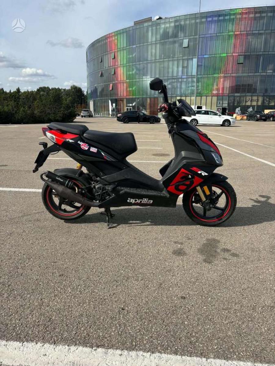 Melns Aprilia SR 2018 Šauļi, ar dzinēja tilpumu 49.00 L un nobraukumu 18 tūkst. km par 2000 €, foto 4 vietnē AUTOMOTO.COM.LV