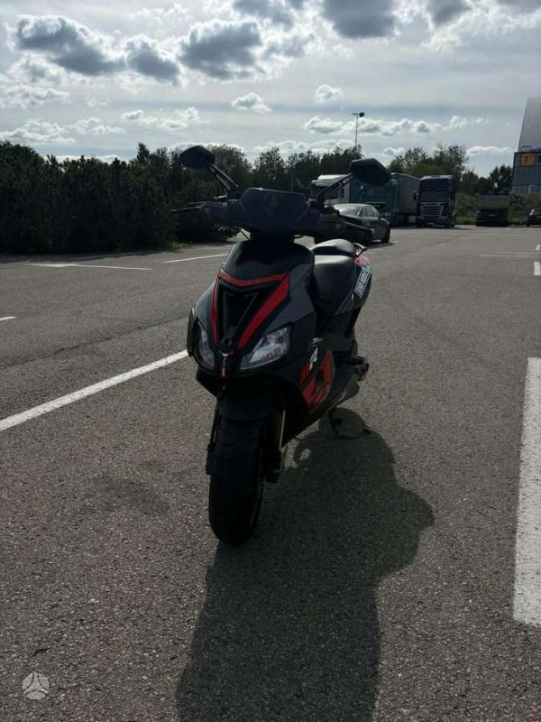 Melns Aprilia SR 2018 Šauļi, ar dzinēja tilpumu 49.00 L un nobraukumu 18 tūkst. km par 2000 €, foto 5 vietnē AUTOMOTO.COM.LV