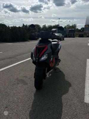 Melns Aprilia SR 2018 Šauļi, ar dzinēja tilpumu 49.00 L un nobraukumu 18 tūkst. km par 2000 €, foto 5 vietnē AUTOMOTO.COM.LV