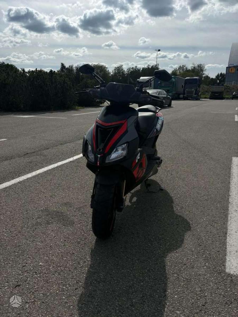 Melns Aprilia SR 2018 Šauļi, ar dzinēja tilpumu 49.00 L un nobraukumu 18 tūkst. km par 2000 €, foto 5 vietnē AUTOMOTO.COM.LV