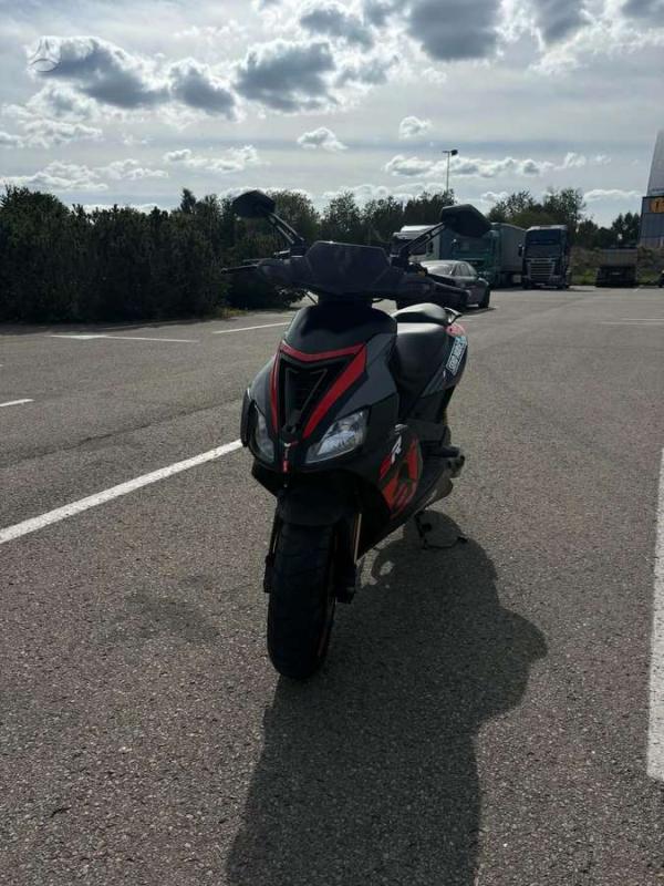 Melns Aprilia SR 2018 Šauļi, ar dzinēja tilpumu 49.00 L un nobraukumu 18 tūkst. km par 2000 €, foto 6 vietnē AUTOMOTO.COM.LV