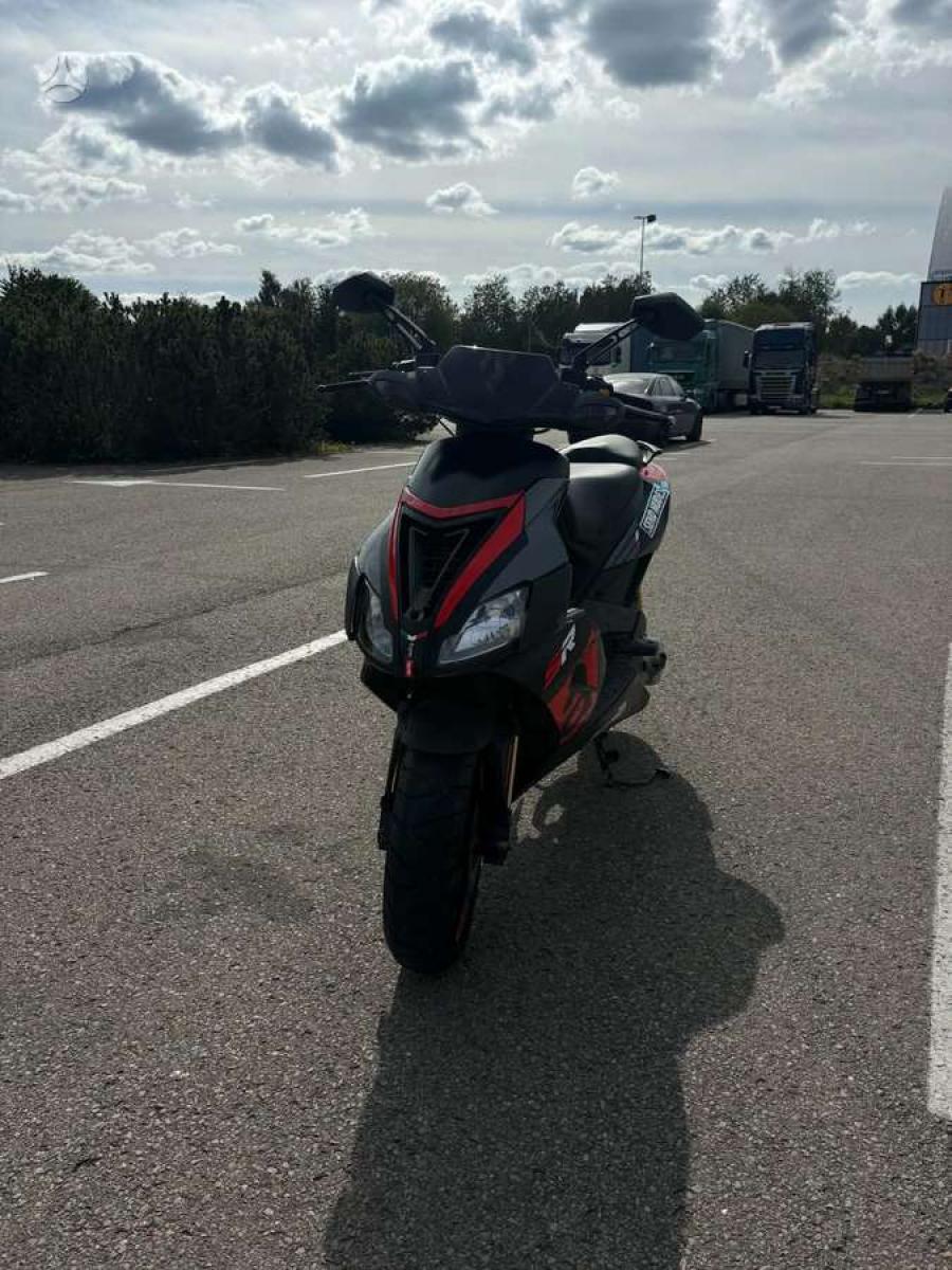 Melns Aprilia SR 2018 Šauļi, ar dzinēja tilpumu 49.00 L un nobraukumu 18 tūkst. km par 2000 €, foto 6 vietnē AUTOMOTO.COM.LV