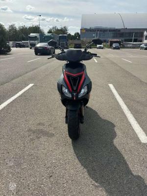 Melns Aprilia SR 2018 Šauļi, ar dzinēja tilpumu 49.00 L un nobraukumu 18 tūkst. km par 2000 €, foto 7 vietnē AUTOMOTO.COM.LV