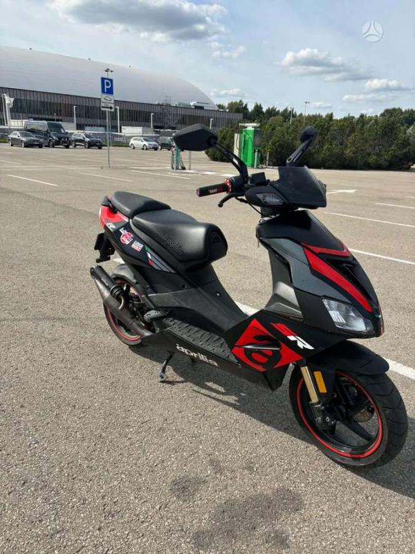 Melns Aprilia SR 2018 Šauļi, ar dzinēja tilpumu 49.00 L un nobraukumu 18 tūkst. km par 2000 €, foto 8 vietnē AUTOMOTO.COM.LV