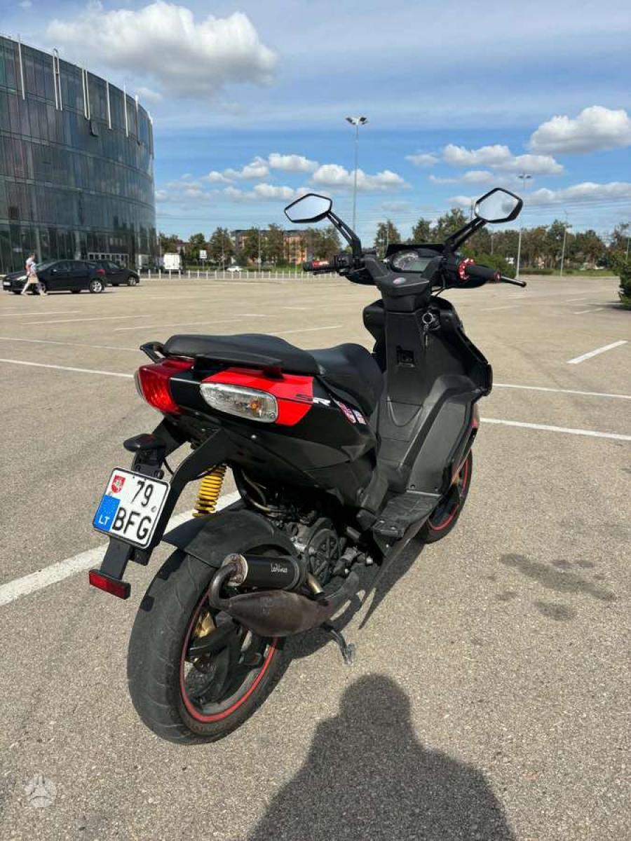 Melns Aprilia SR 2018 Šauļi, ar dzinēja tilpumu 49.00 L un nobraukumu 18 tūkst. km par 2000 €, foto 10 vietnē AUTOMOTO.COM.LV