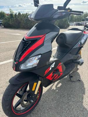 Melns Aprilia SR 2018 Šauļi, ar dzinēja tilpumu 49.00 L un nobraukumu 18 tūkst. km par 2000 €, foto 13 vietnē AUTOMOTO.COM.LV