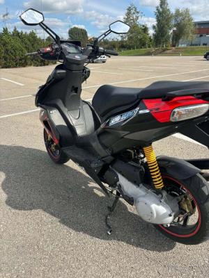 Melns Aprilia SR 2018 Šauļi, ar dzinēja tilpumu 49.00 L un nobraukumu 18 tūkst. km par 2000 €, foto 14 vietnē AUTOMOTO.COM.LV