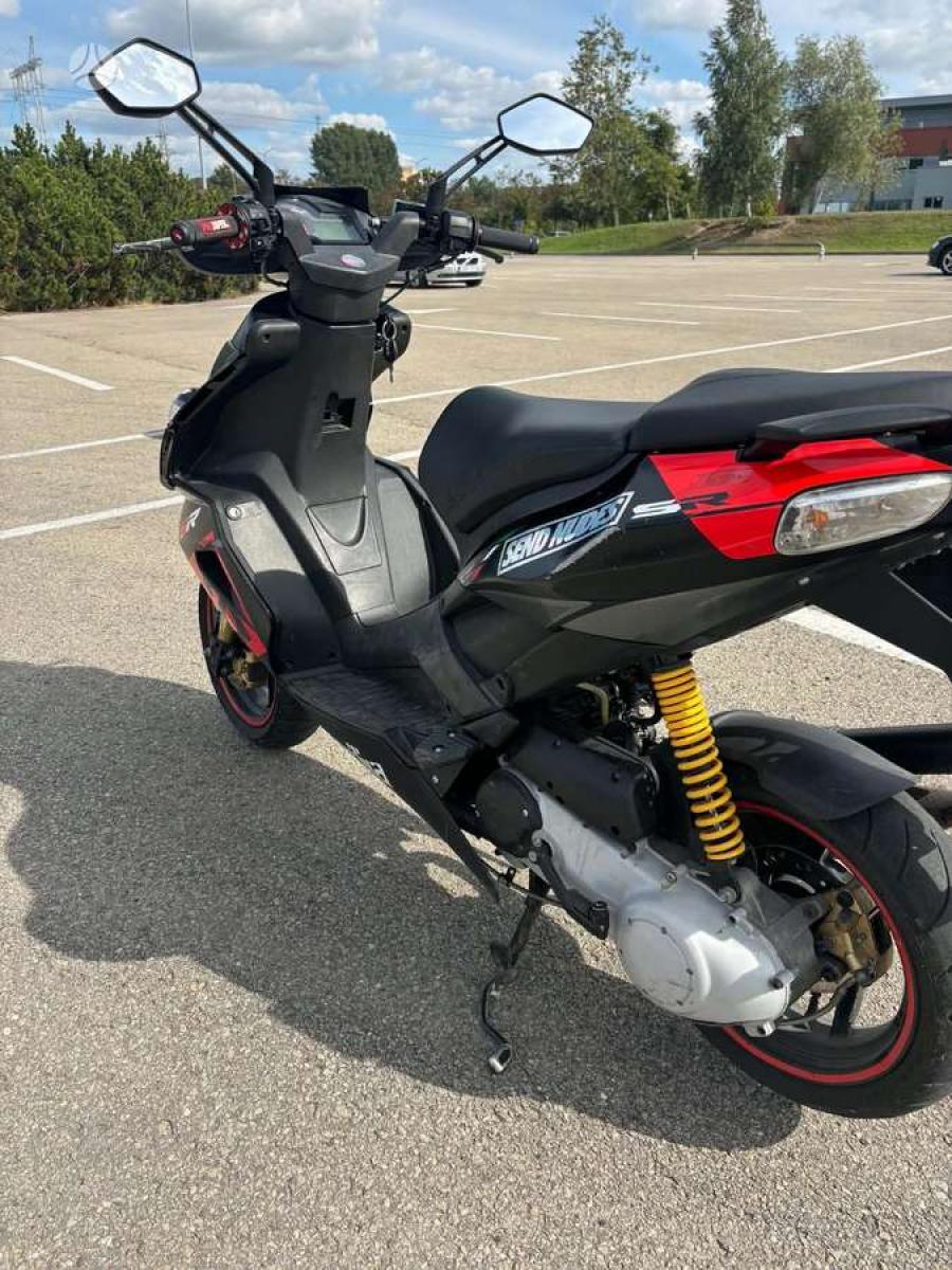 Melns Aprilia SR 2018 Šauļi, ar dzinēja tilpumu 49.00 L un nobraukumu 18 tūkst. km par 2000 €, foto 14 vietnē AUTOMOTO.COM.LV