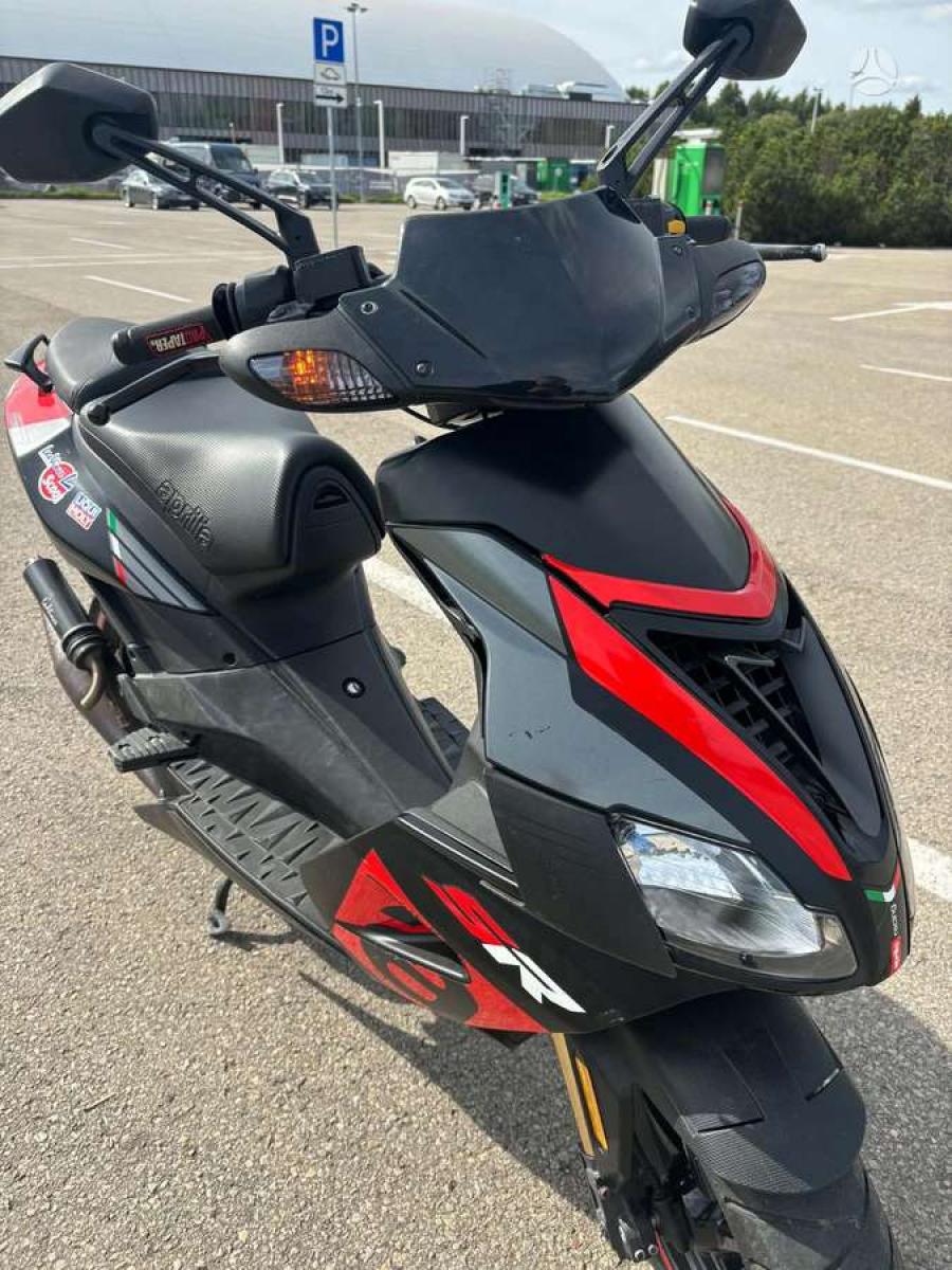 Melns Aprilia SR 2018 Šauļi, ar dzinēja tilpumu 49.00 L un nobraukumu 18 tūkst. km par 2000 €, foto 15 vietnē AUTOMOTO.COM.LV