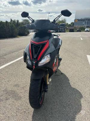 Melns Aprilia SR 2018 Šauļi, ar dzinēja tilpumu 49.00 L un nobraukumu 18 tūkst. km par 2000 €, foto 16 vietnē AUTOMOTO.COM.LV