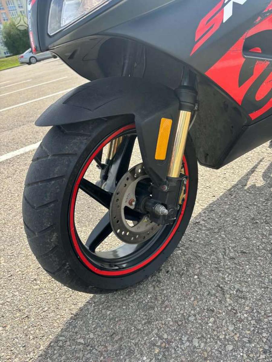 Melns Aprilia SR 2018 Šauļi, ar dzinēja tilpumu 49.00 L un nobraukumu 18 tūkst. km par 2000 €, foto 17 vietnē AUTOMOTO.COM.LV