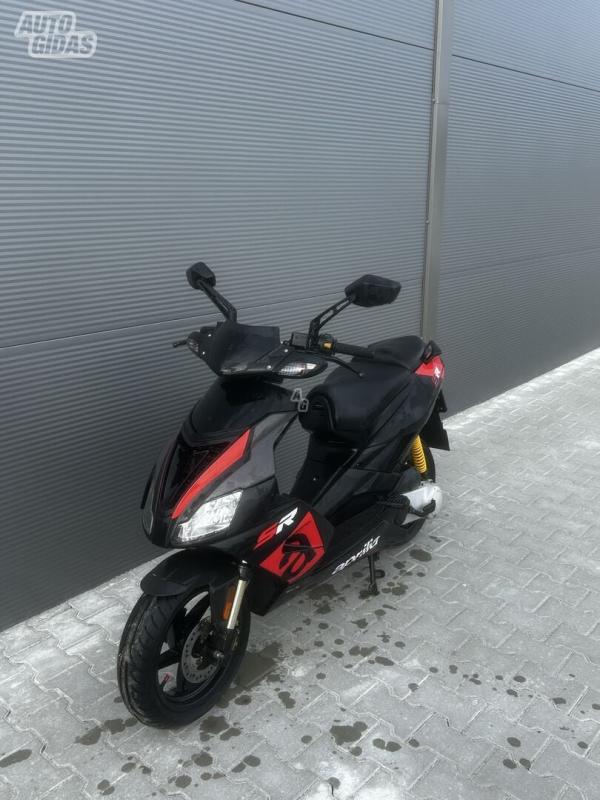 Black Aprilia SR 2019 in Panevezys, with an engine capacity of 0.05 L and mileage of 24 thousand km for 1950 €, photo 1 on AUTOMOTO.COM.LV