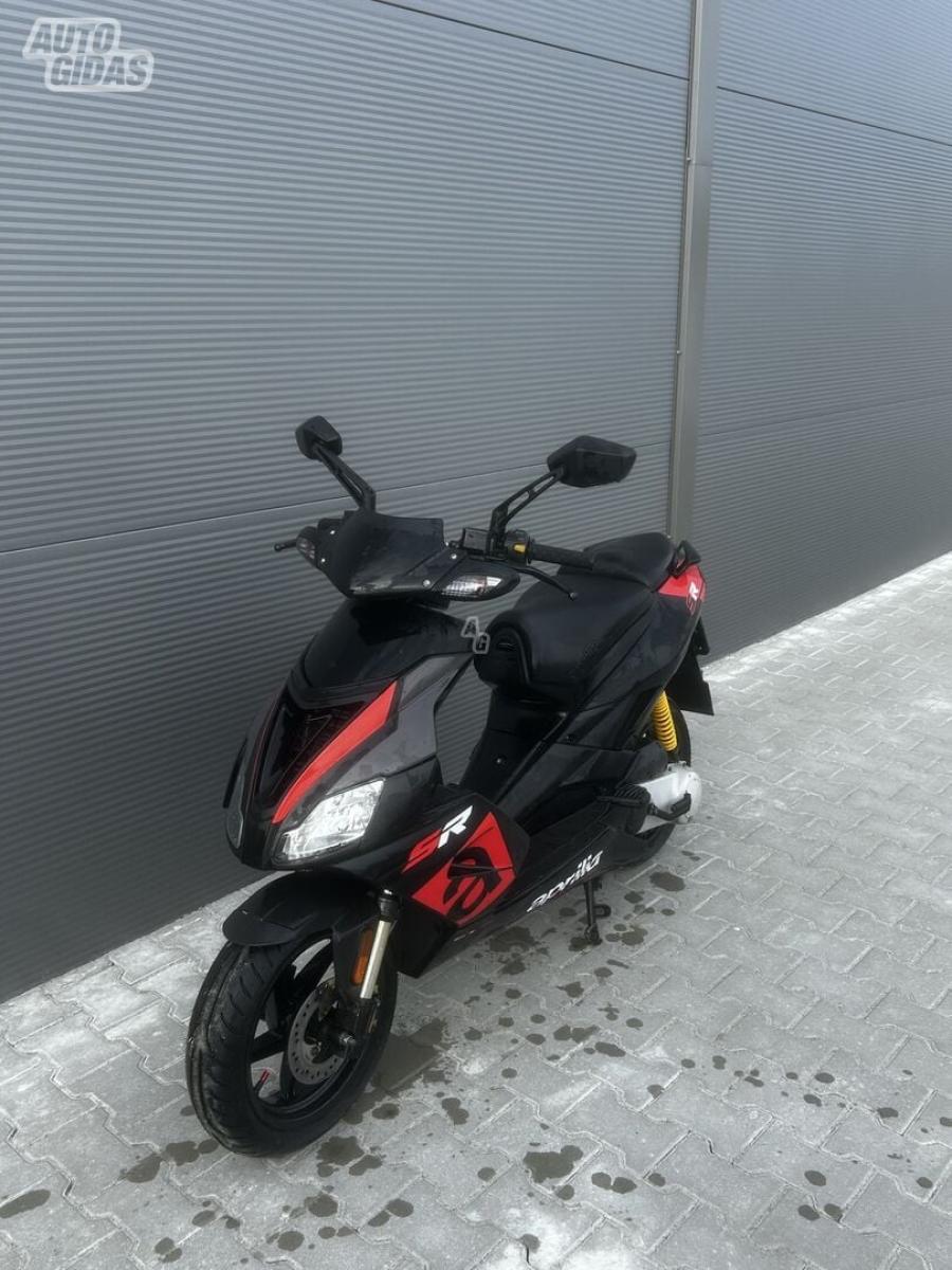 Melns Aprilia SR 2019 Panevēža, ar dzinēja tilpumu 0.05 L un nobraukumu 24 tūkst. km par 1950 €, foto 1 vietnē AUTOMOTO.COM.LV