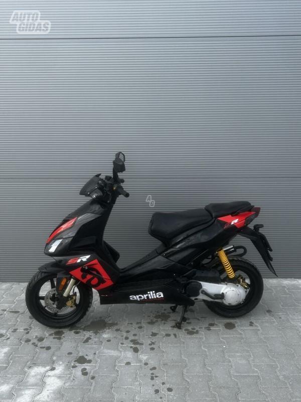 Black Aprilia SR 2019 in Panevezys, with an engine capacity of 0.05 L and mileage of 24 thousand km for 1950 €, photo 2 on AUTOMOTO.COM.LV