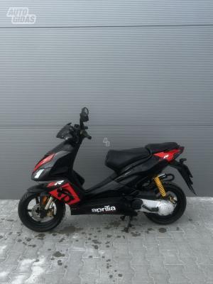 Melns Aprilia SR 2019 Panevēža, ar dzinēja tilpumu 0.05 L un nobraukumu 24 tūkst. km par 1950 €, foto 2 vietnē AUTOMOTO.COM.LV