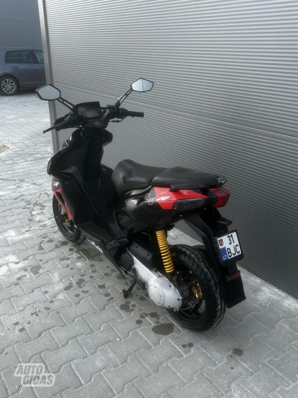 Black Aprilia SR 2019 in Panevezys, with an engine capacity of 0.05 L and mileage of 24 thousand km for 1950 €, photo 3 on AUTOMOTO.COM.LV