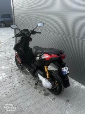 Melns Aprilia SR 2019 Panevēža, ar dzinēja tilpumu 0.05 L un nobraukumu 24 tūkst. km par 1950 €, foto 3 vietnē AUTOMOTO.COM.LV