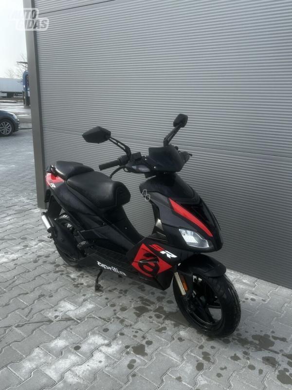 Black Aprilia SR 2019 in Panevezys, with an engine capacity of 0.05 L and mileage of 24 thousand km for 1950 €, photo 4 on AUTOMOTO.COM.LV
