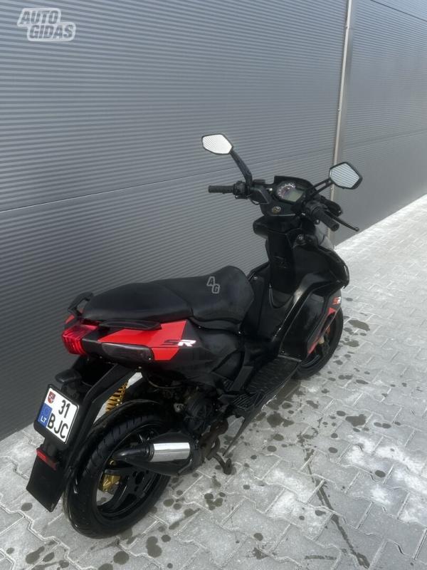Black Aprilia SR 2019 in Panevezys, with an engine capacity of 0.05 L and mileage of 24 thousand km for 1950 €, photo 6 on AUTOMOTO.COM.LV