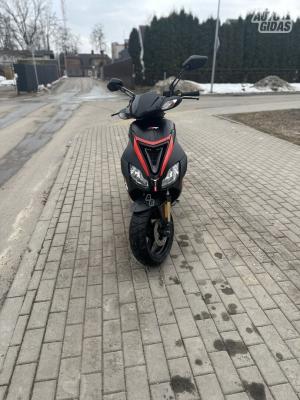 Melns Aprilia SR 2019 Šauļi, ar dzinēja tilpumu 0.05 L un nobraukumu 20 tūkst. km par 1700 €, foto  vietnē AUTOMOTO.COM.LV