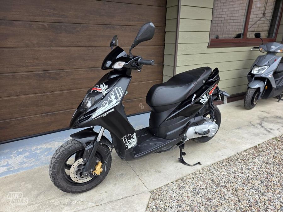 Melns Aprilia SR 2019 Pasvalys, ar dzinēja tilpumu 0.05 L un nobraukumu 26 tūkst. km par 899 €, foto 3 vietnē AUTOMOTO.COM.LV