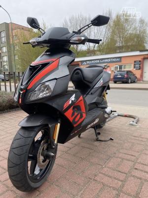 Black Aprilia SR 2019 in Klaipeda, with an engine capacity of 0.05 L and mileage of 12 thousand km for 1950 €, photo 3 on AUTOMOTO.COM.LV
