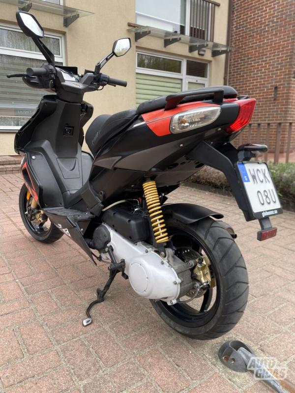 Black Aprilia SR 2019 in Klaipeda, with an engine capacity of 0.05 L and mileage of 12 thousand km for 1950 €, photo 3 on AUTOMOTO.COM.LV