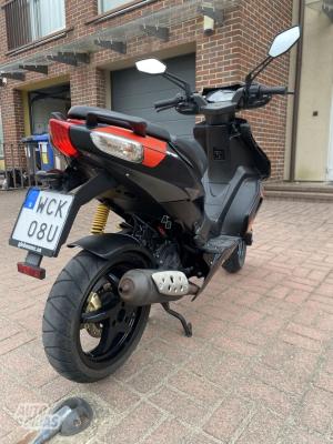Black Aprilia SR 2019 in Klaipeda, with an engine capacity of 0.05 L and mileage of 12 thousand km for 1950 €, photo 5 on AUTOMOTO.COM.LV