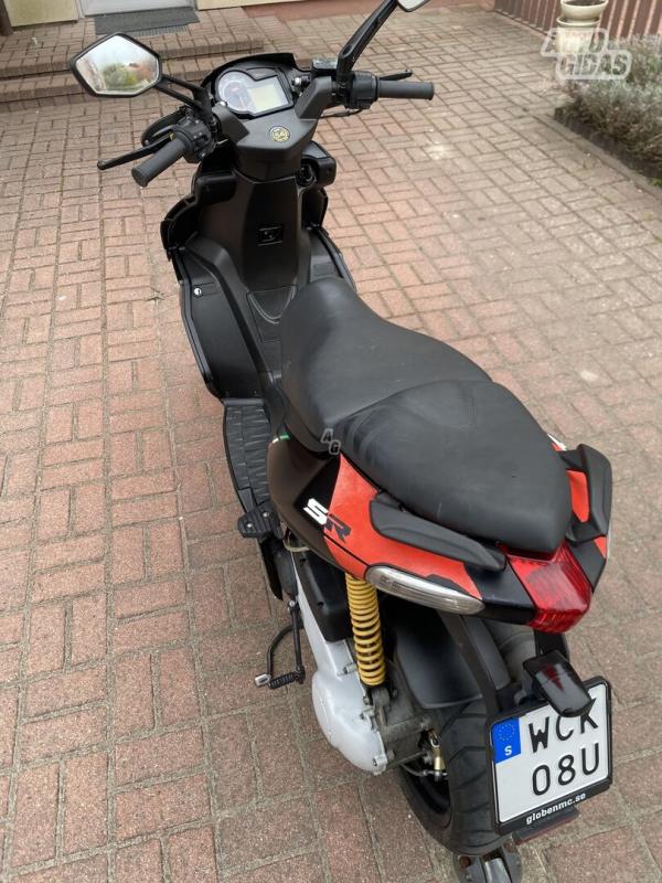 Black Aprilia SR 2019 in Klaipeda, with an engine capacity of 0.05 L and mileage of 12 thousand km for 1950 €, photo 5 on AUTOMOTO.COM.LV
