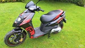 Melns Aprilia SR 2019 Kauņa, ar dzinēja tilpumu 0.05 L un nobraukumu 14 tūkst. km par 1750 €, foto  vietnē AUTOMOTO.COM.LV