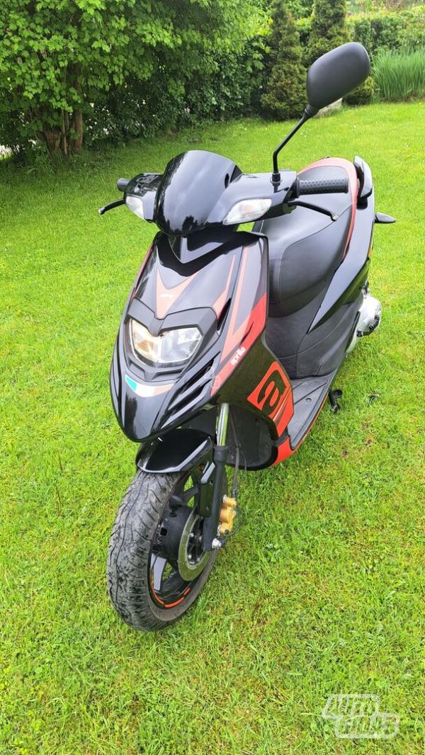 Black Aprilia SR 2019 in Kaunas, with an engine capacity of 0.05 L and mileage of 14 thousand km for 1750 €, photo 2 on AUTOMOTO.COM.LV