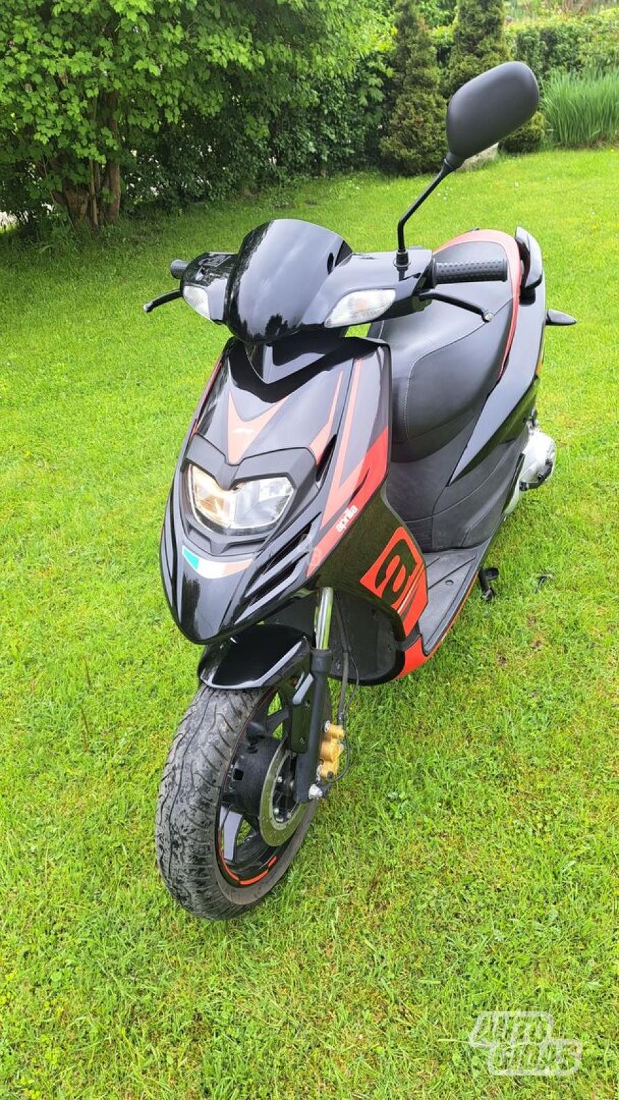 Melns Aprilia SR 2019 Kauņa, ar dzinēja tilpumu 0.05 L un nobraukumu 14 tūkst. km par 1750 €, foto 3 vietnē AUTOMOTO.COM.LV